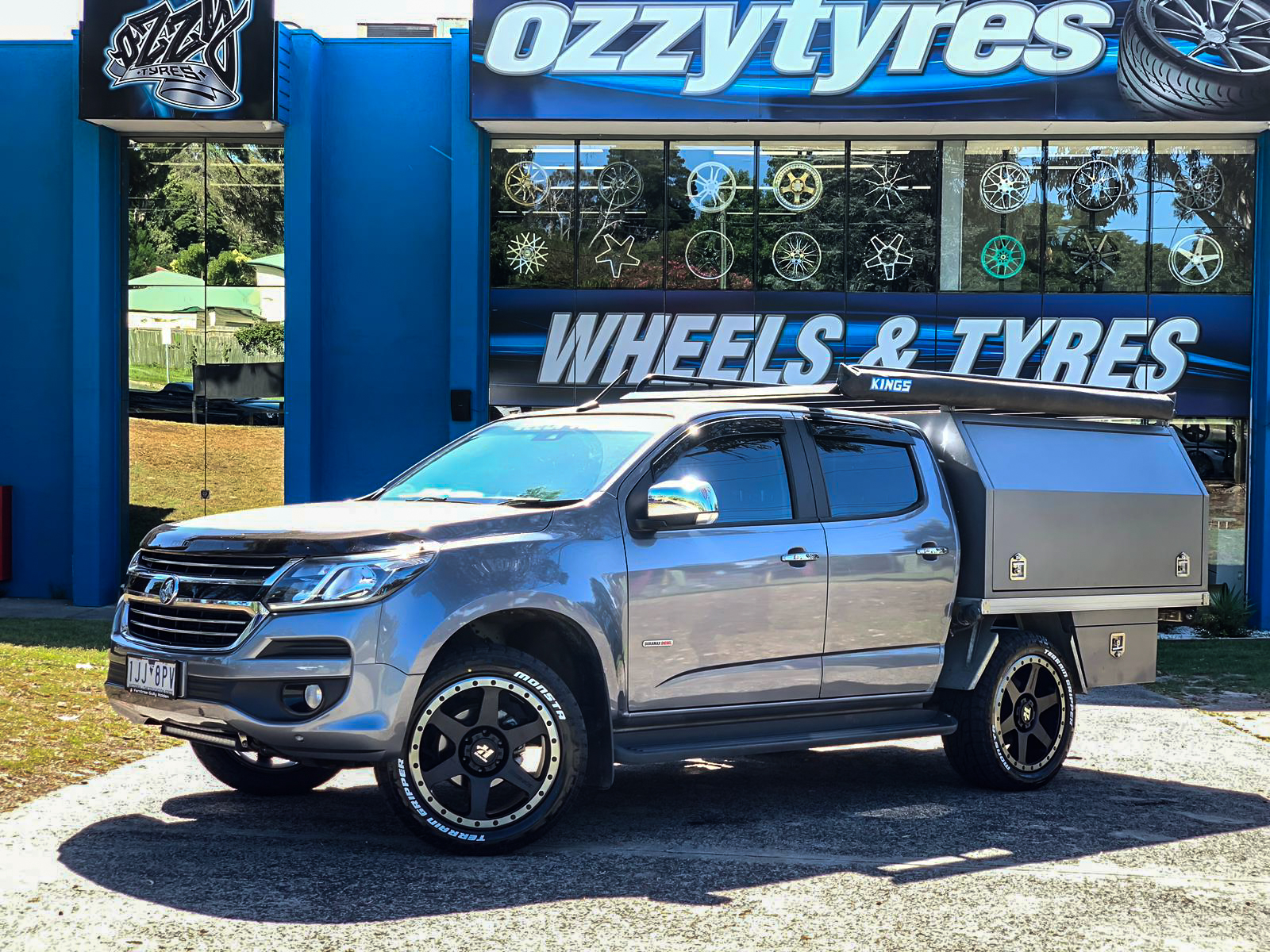 HOLDEN COLORADO HUSSLA SPITFIRE MATTE BLACK DARK TINT LIP BLACK BOLTS #1678