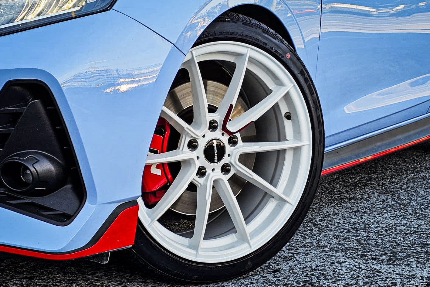 hyundai i20 n hussla zenki gloss white candy red accent wheel #20692