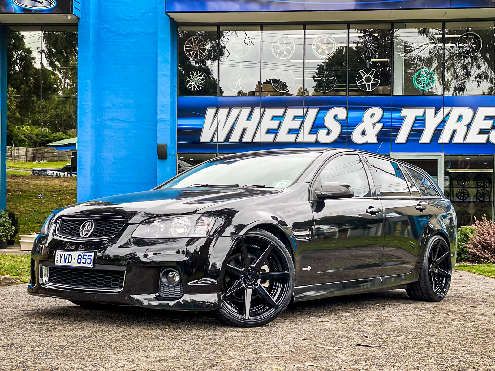 HOLDEN COMMODORE VERTINI DYNASTY GLOSS BLACK BLACK BOLTS #5462