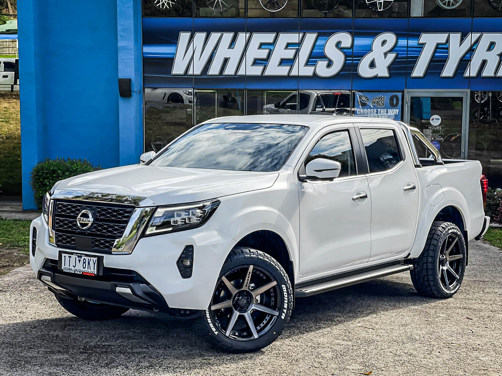 nissan navara vertini dynasty gloss black dark tint face chrome bolts ...